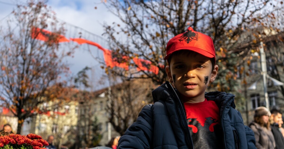 Prishtina vishet kuq e zi