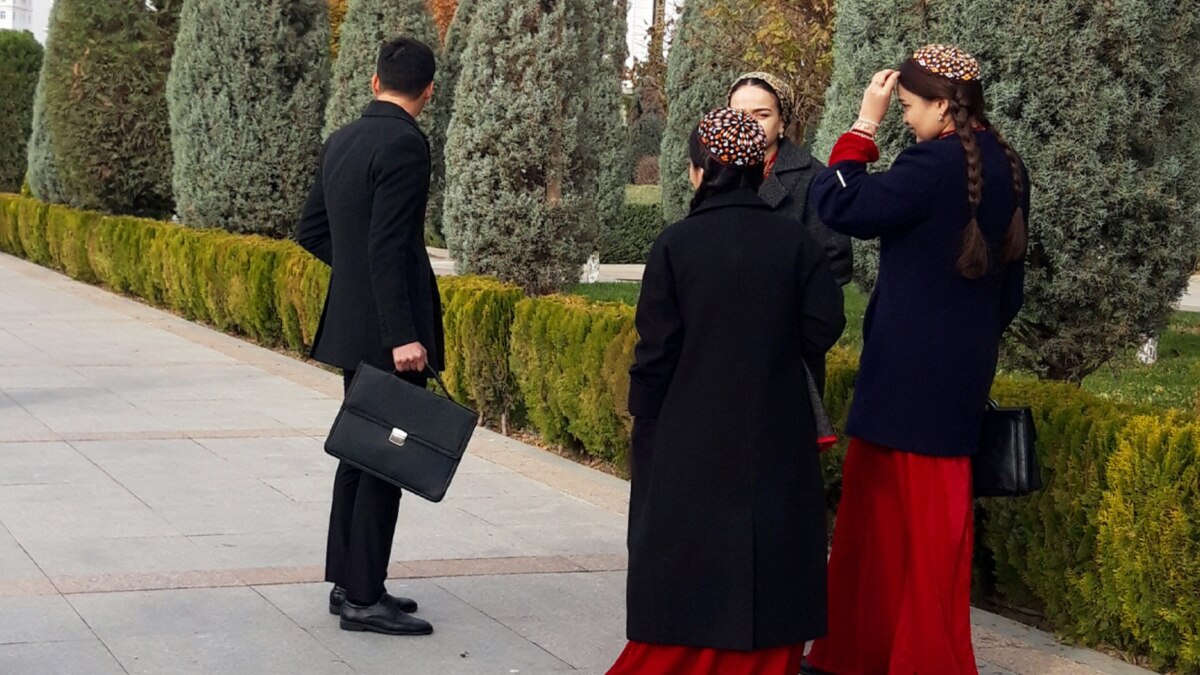 Türkmenistanda okuwçylara we talyplara agyz beklemek gadagan edilýär