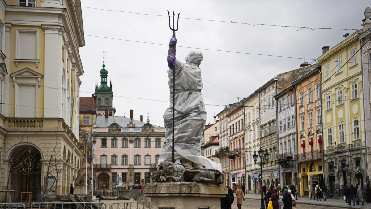 Wrapping The Art Treasures Of Lviv