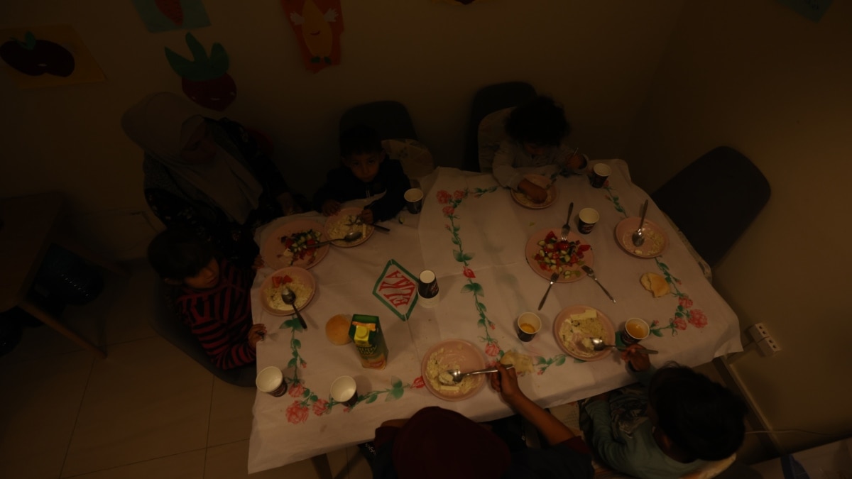 Shujta të ngrohta për të vegjlit lëmoshëkërkues