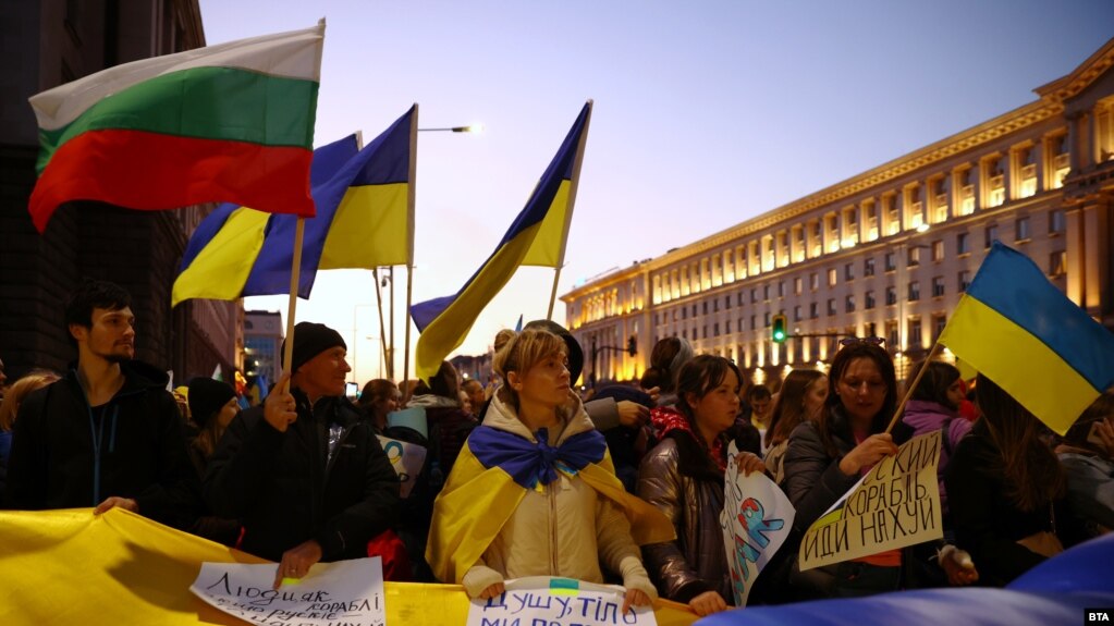 Училището медиите миналото Защо България е по близо до руската гледна точка за войната кафенето