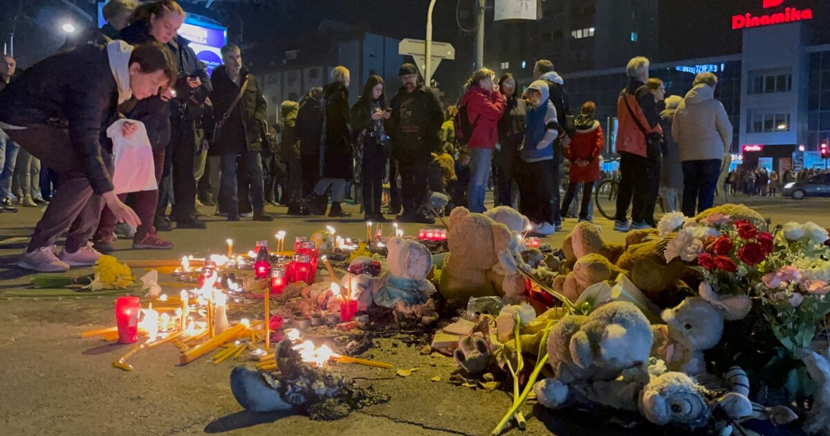 Hiljade ljudi u Novom Sadu odale počast šesnaestoj žrtvi tragedije u ...