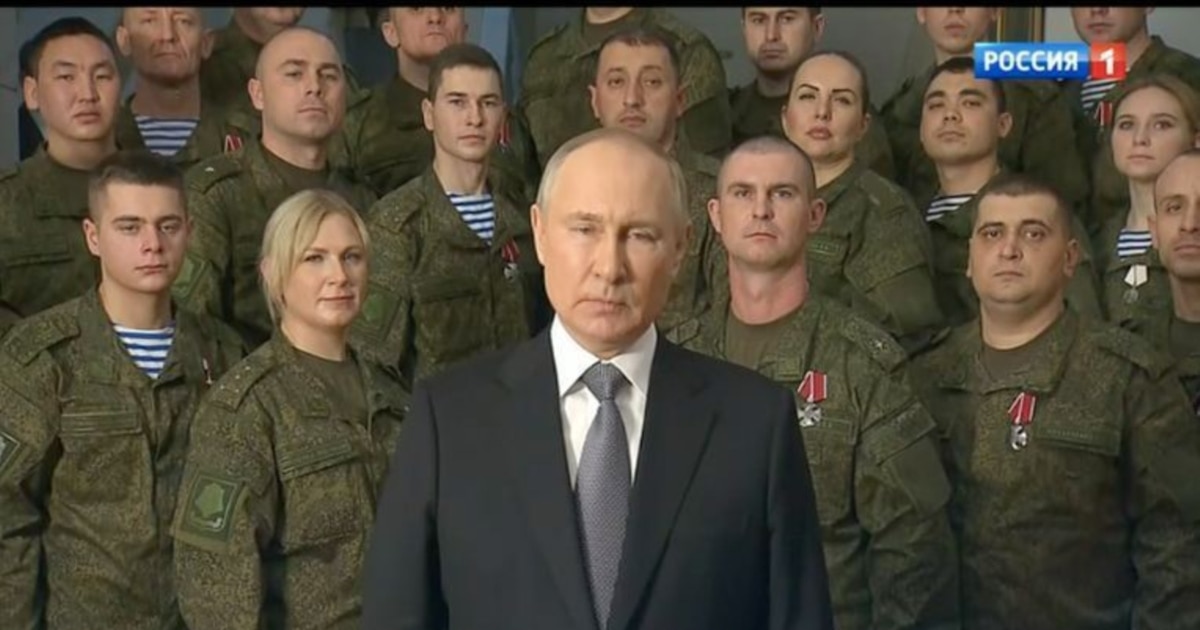 Путин записал новогоднее обращение на фоне военных