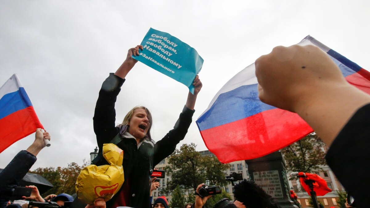 Hundreds In Moscow Hold Protest On Putin's Birthday