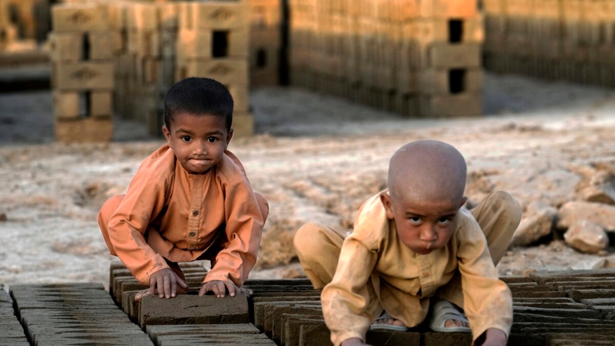 Varfëria i detyron fëmijët afganë të bëjnë punë të rënda