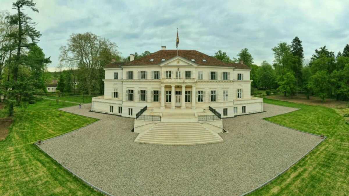 Secolul Regelui Mihai | Istoria Castelului Săvârșin, singura ...