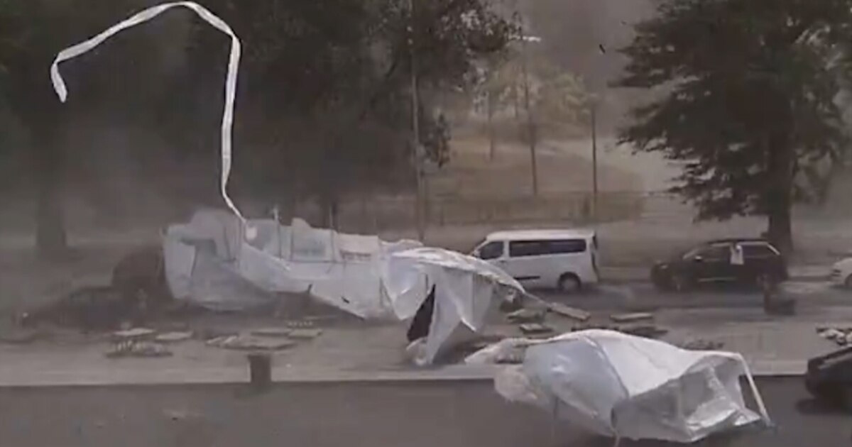 Jak vetar srušio deo šatora poznatih kao 'Ćacilend'