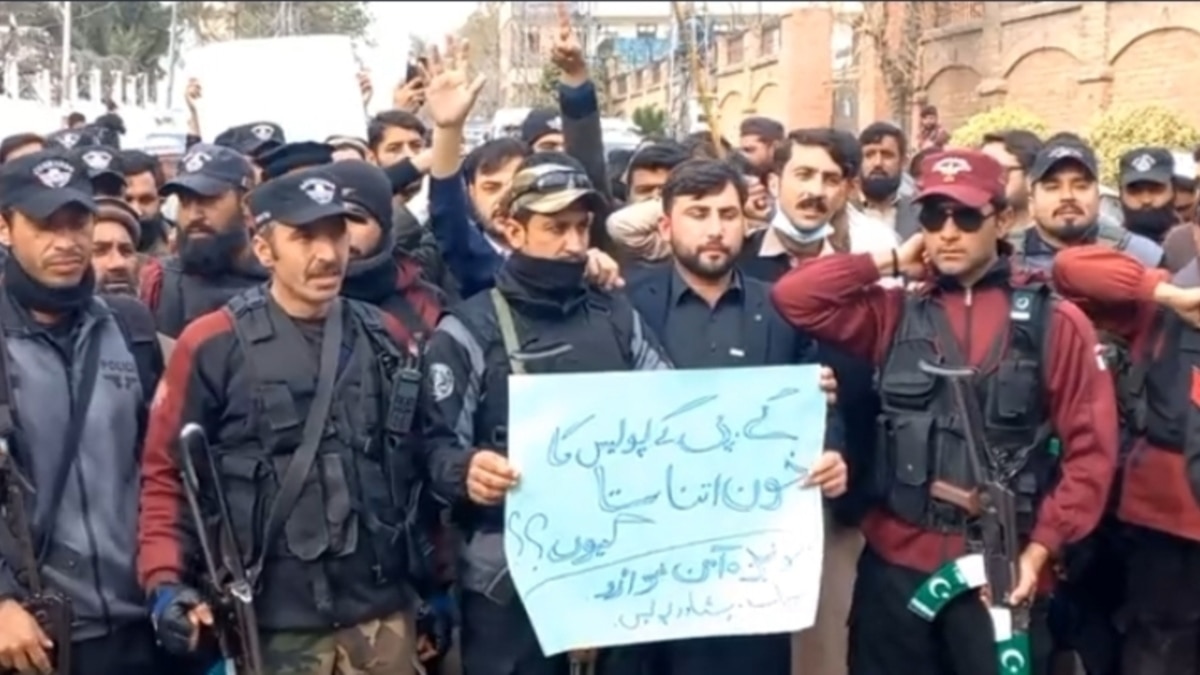 Police Officers In Peshawar Demonstrate To Demand Thorough ...