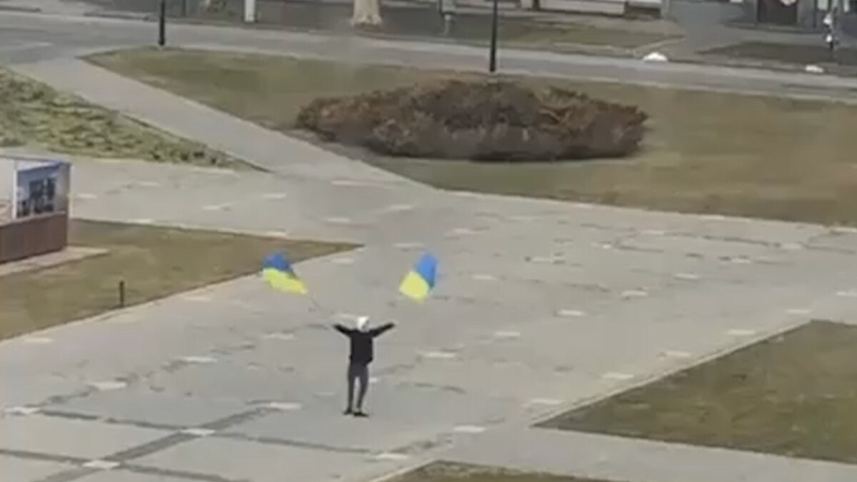 Defiant Ukrainian Seizes Back Flags From Russian Soldiers