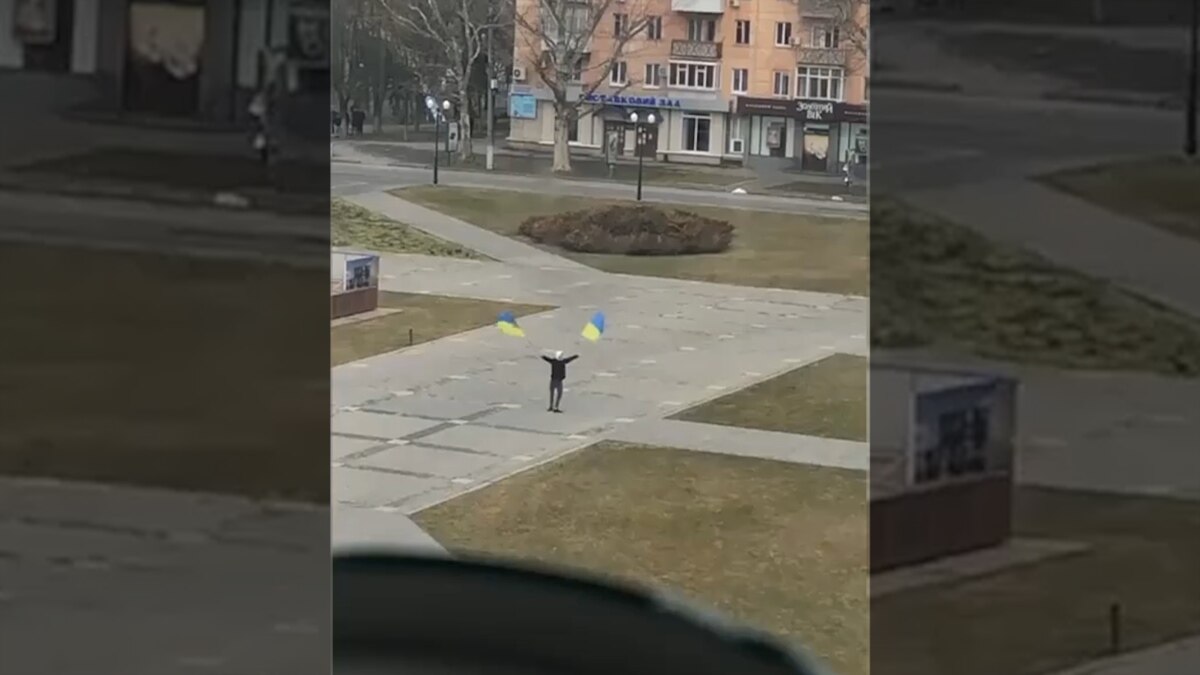 «Над Херсоном украинский флаг, хоть вокруг бесчисленное количество ...