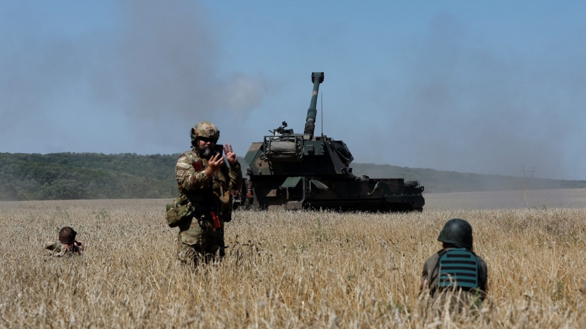 Ukrainian Forces Use Poland's AHS Krab Howitzer Against Russian Invaders