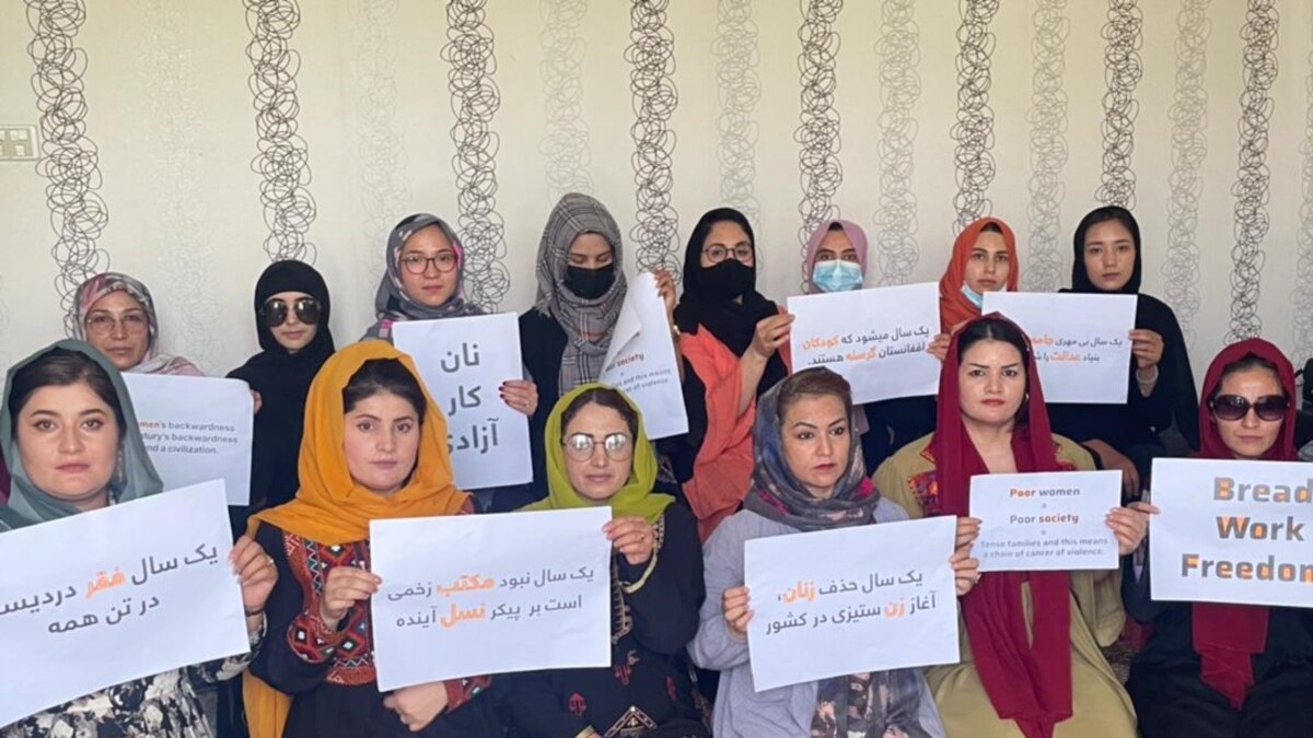 تعدادی از زنان با نماینده‌گان کشور های اشتراک کننده در نشست دوحه٬ دیدار