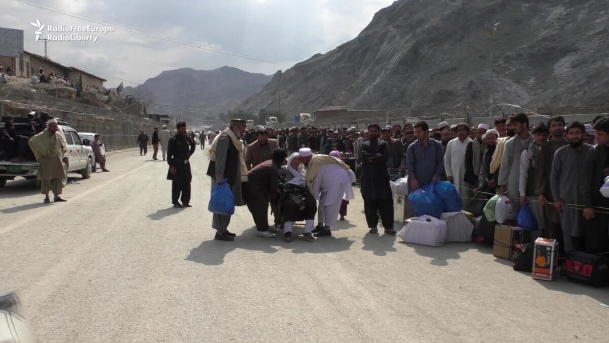 Hundreds Return to Afghanistan As Pakistan Temporarily Reopens Border Crossings