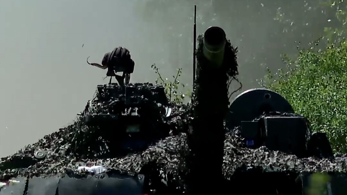 Ukrainian Soldiers Test-Drive Prized T-80 Trophy Tank