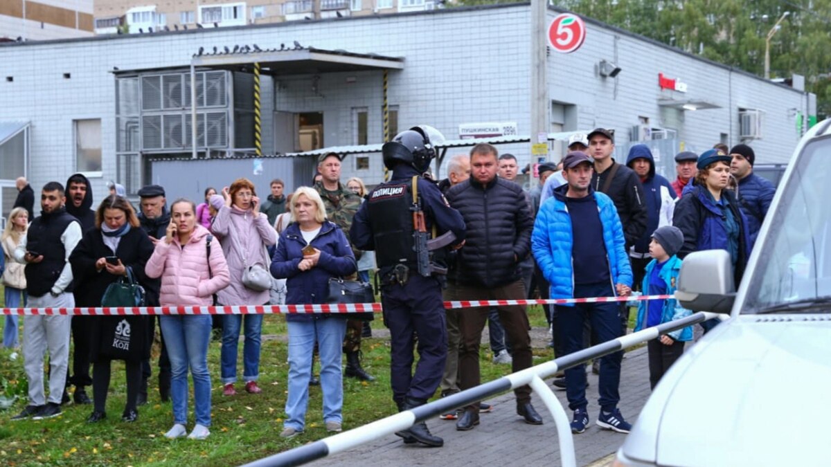 Най малко 15 души бяха убити при стрелба в училище в Централна Русия