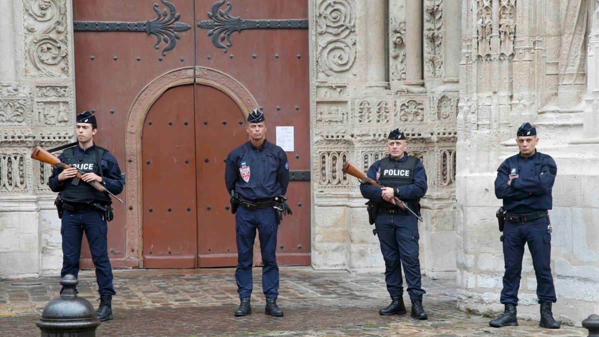 Во Франции задержали двух молодых девушек готовивших теракт