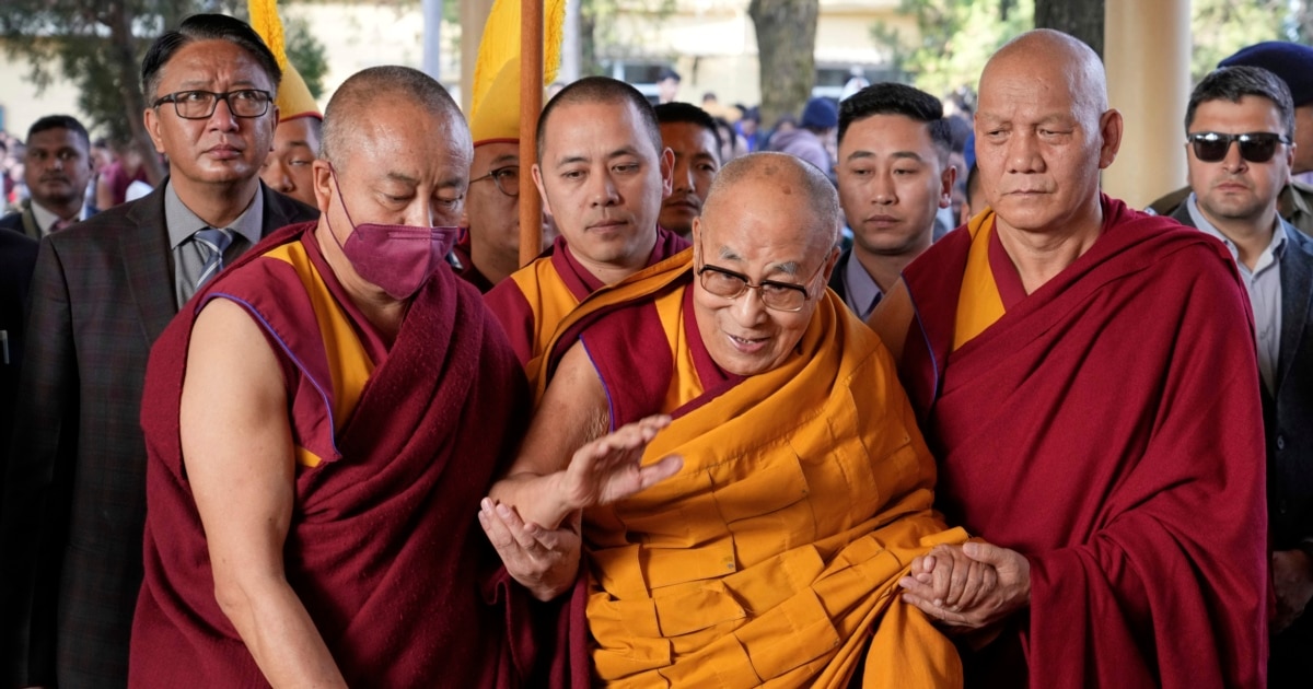 Dalai Lama și-a sărbătorit a 90-a aniversare. Speră că va trăi până la ...