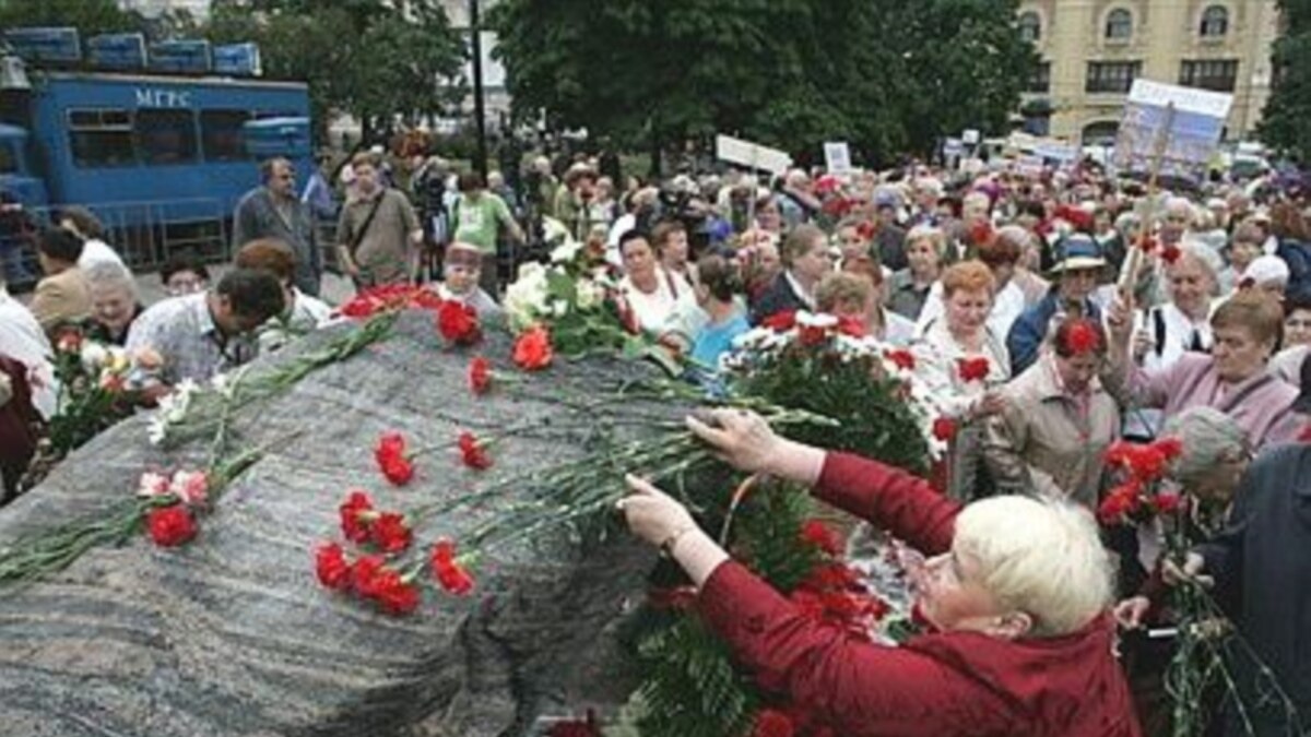 Victims' Relatives Mark Stalin Purges