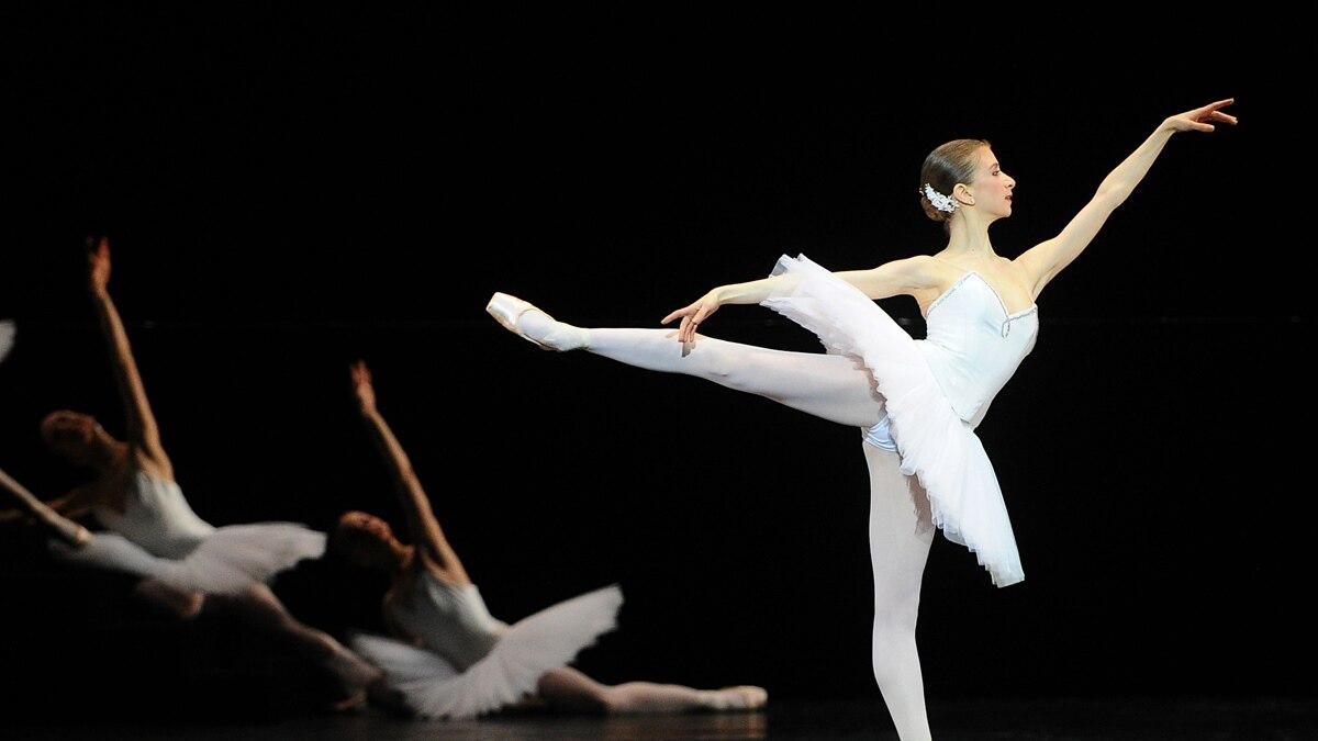 Opera dhe Baleti, ende "pa kulm" mbi kokë