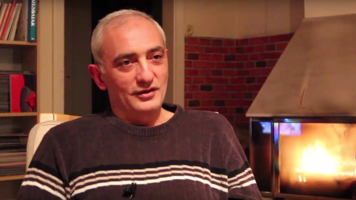 Vahe Avetian Xocalı abidəsinə gül qoyub