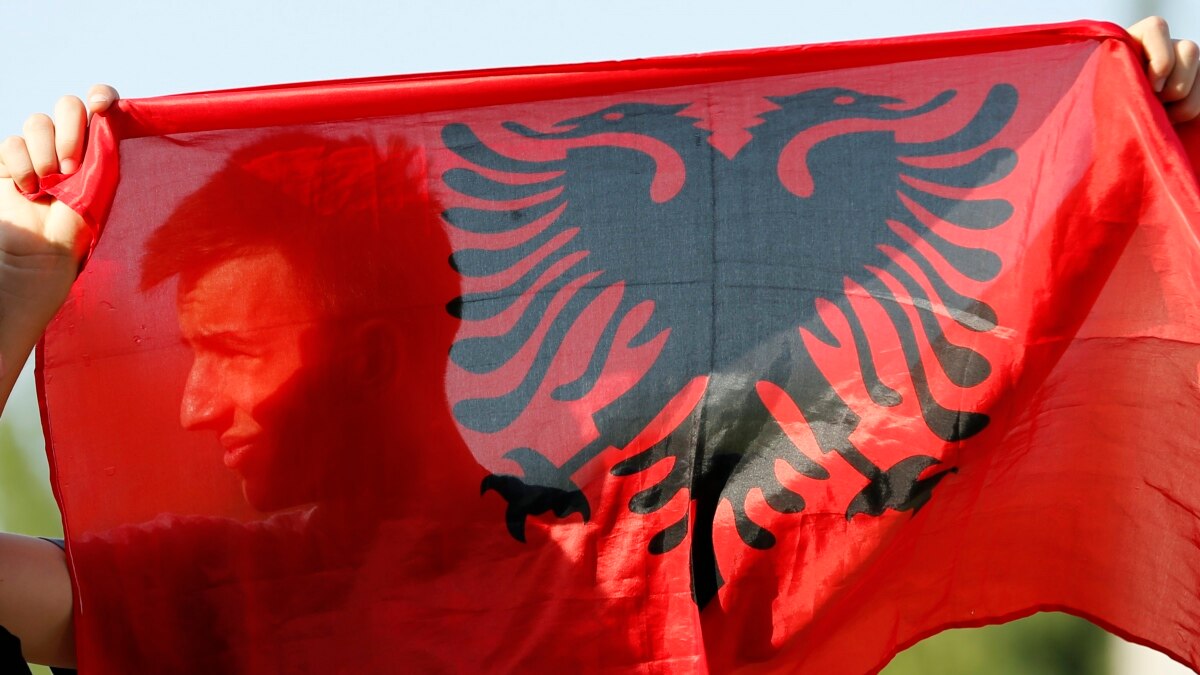 Zyrtarizimi i gjuhës shqipe, nën hijen e çështjes së emrit të Maqedonisë