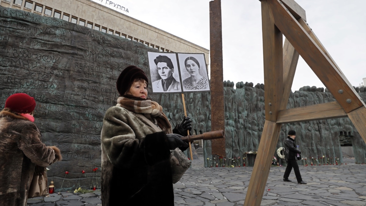 Russia Honors Victims Of Soviet-Era Political Repressions