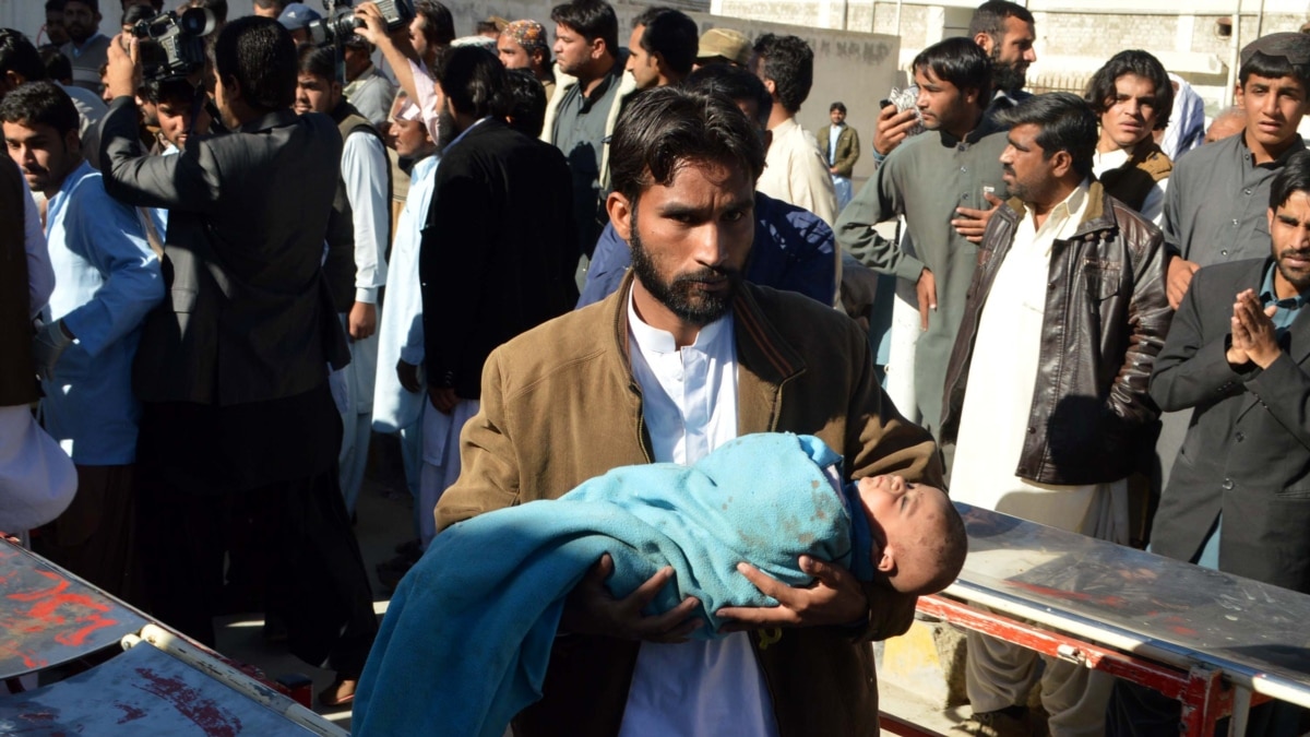 12 People Killed As Train Derails In Southwestern Pakistan