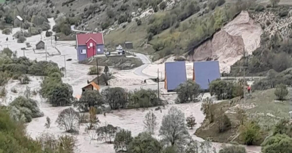 Disa lumenj dalin nga shtrati dhe përmbysin shtëpi në Mal të Zi