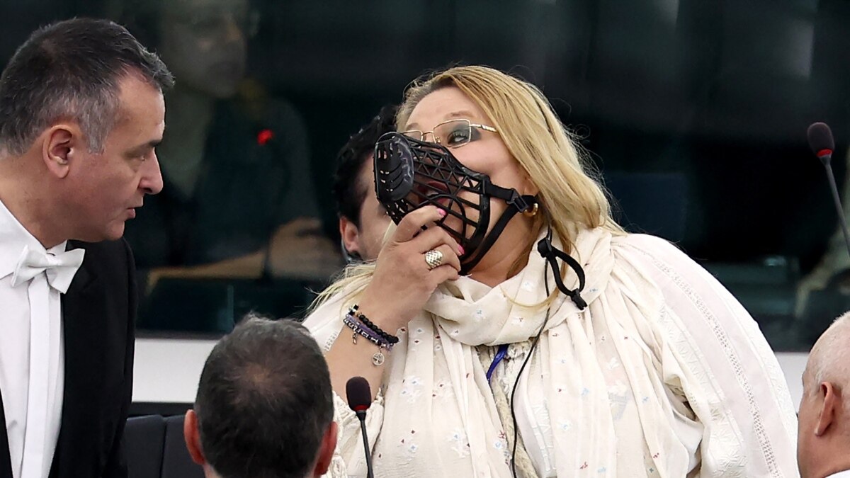 Eurodeputata Diana Șoșoacă a fost scoasă din plenul Parlamentului ...