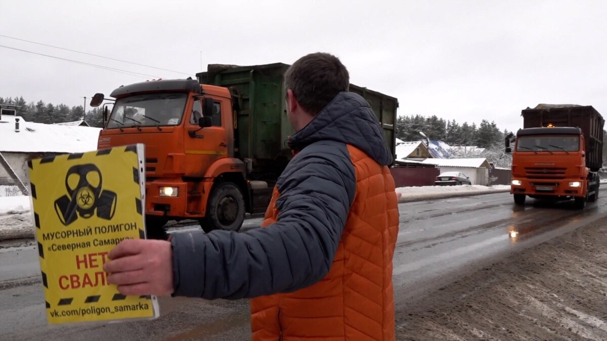 A Growing Mountain Of Garbage Casts A Shadow On Russian Residents