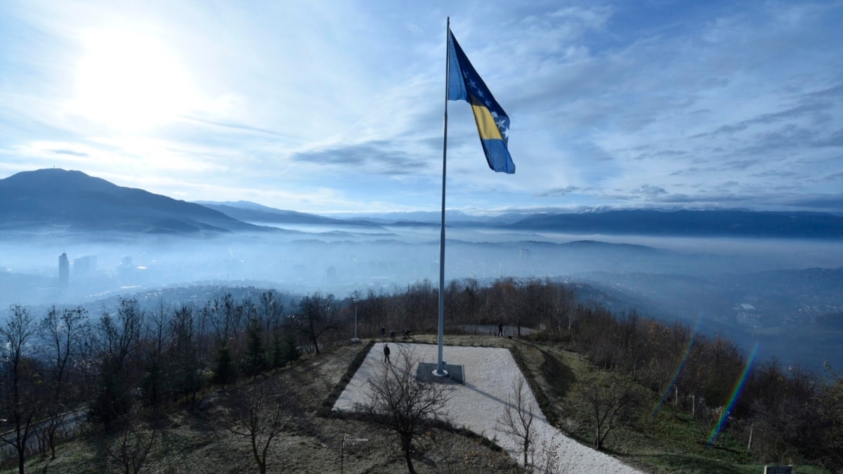 Podignuta najveća zastava BiH iznad Sarajeva