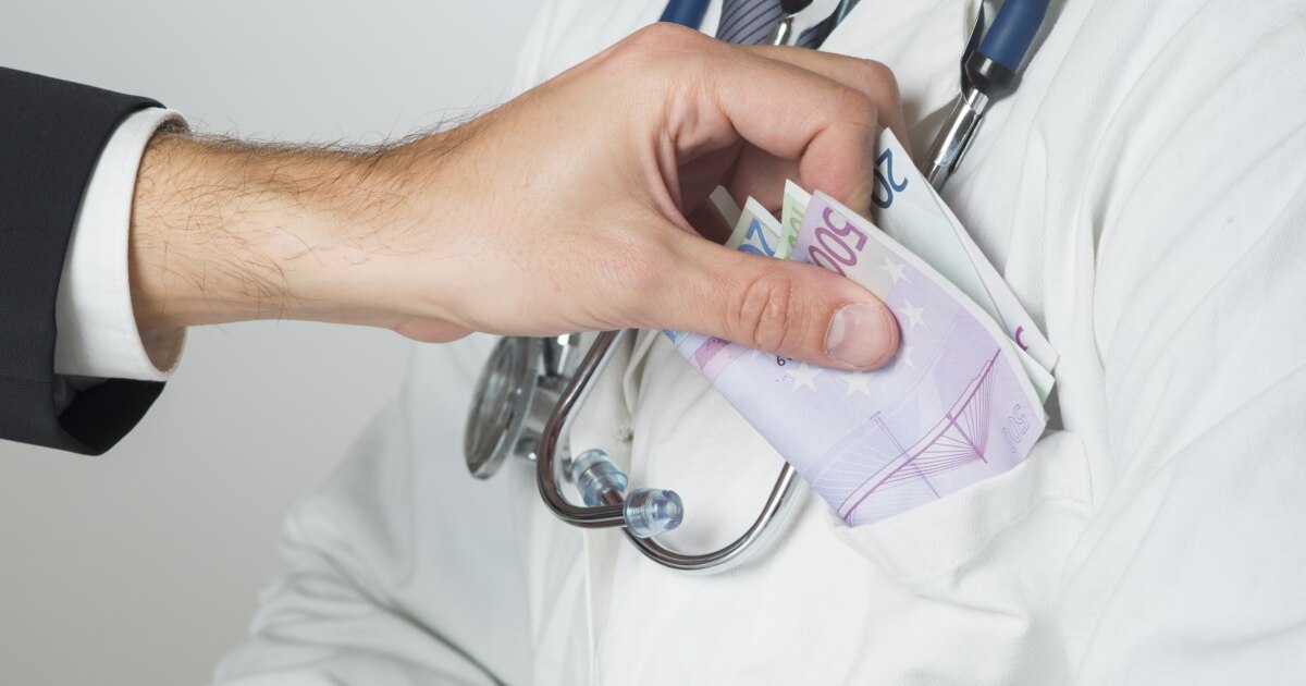 Aproape 100 de medici din Suceava își apără colega anchetată penal ...