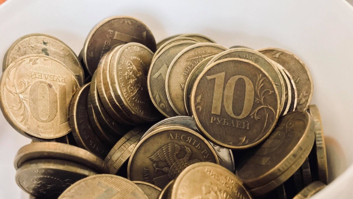 В Новосибирске микроминиатюрист сделал самую маленькую копию монеты для ...