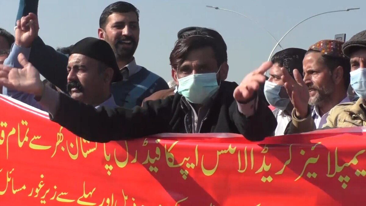 Pakistani Government Employees Demand Raise In Line With Inflation