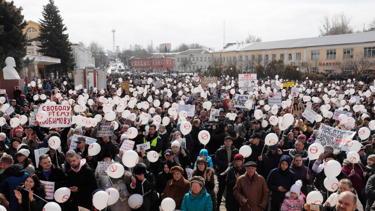 Russian Police Disperse Protesters Blocking Road To Garbage Dump