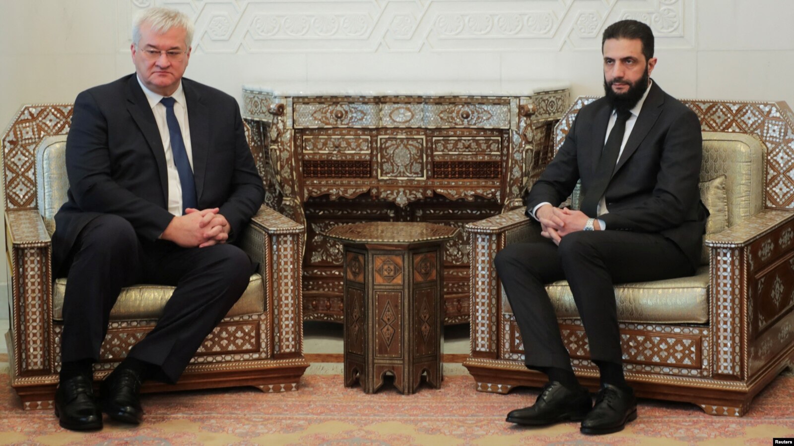 Сибіга підняв прапор України над почесним консульством у Дамаску Читайте на Ukr Net