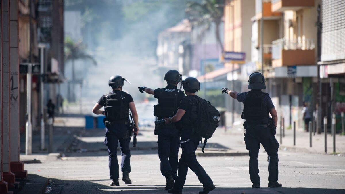 Повеќе од 50 напади на политичари во изборната кампања во Франција