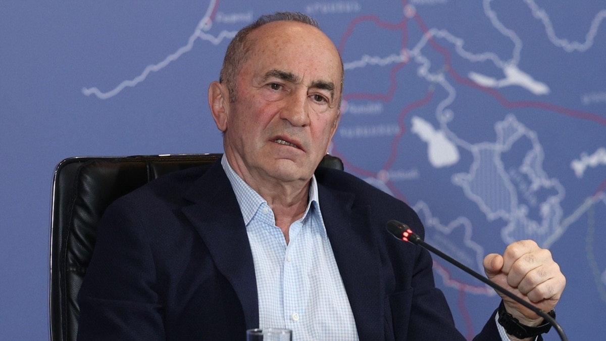 Kocharian Rules Out Retirement, Defends Russia