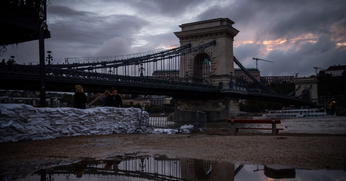 Inundațiile ar putea continua. Austria, Slovacia și Ungaria se ...