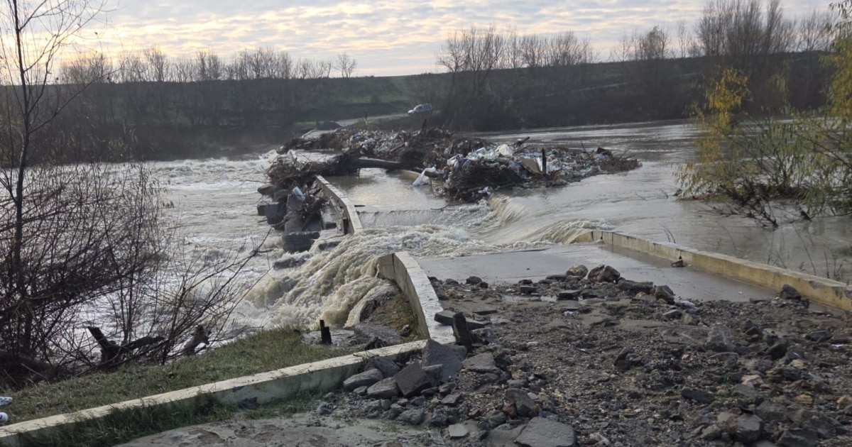 Un pod improvizat din județul Călărași s-a rupt din cauza unei viituri ...