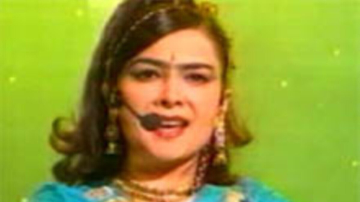 Afghanistan: Despite Threats, Female Tajik Singer Performs In Kabul