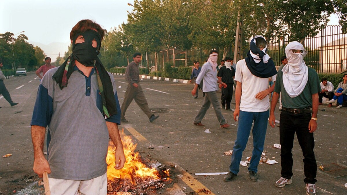 بازخوانی یک قیام؛ نقش گروههای دانشجویی در ۱۸ تیر ۷۸ چه بود؟ بازخوانی یک قیام؛ نقش گروههای دانشجویی در ۱۸ تیر ۷۸ چه بود؟