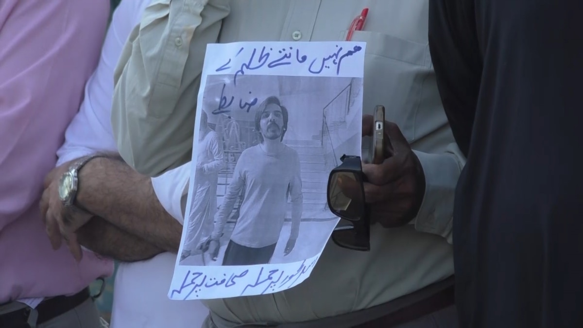 Pakistani Journalists Protest Beating Of Blogger