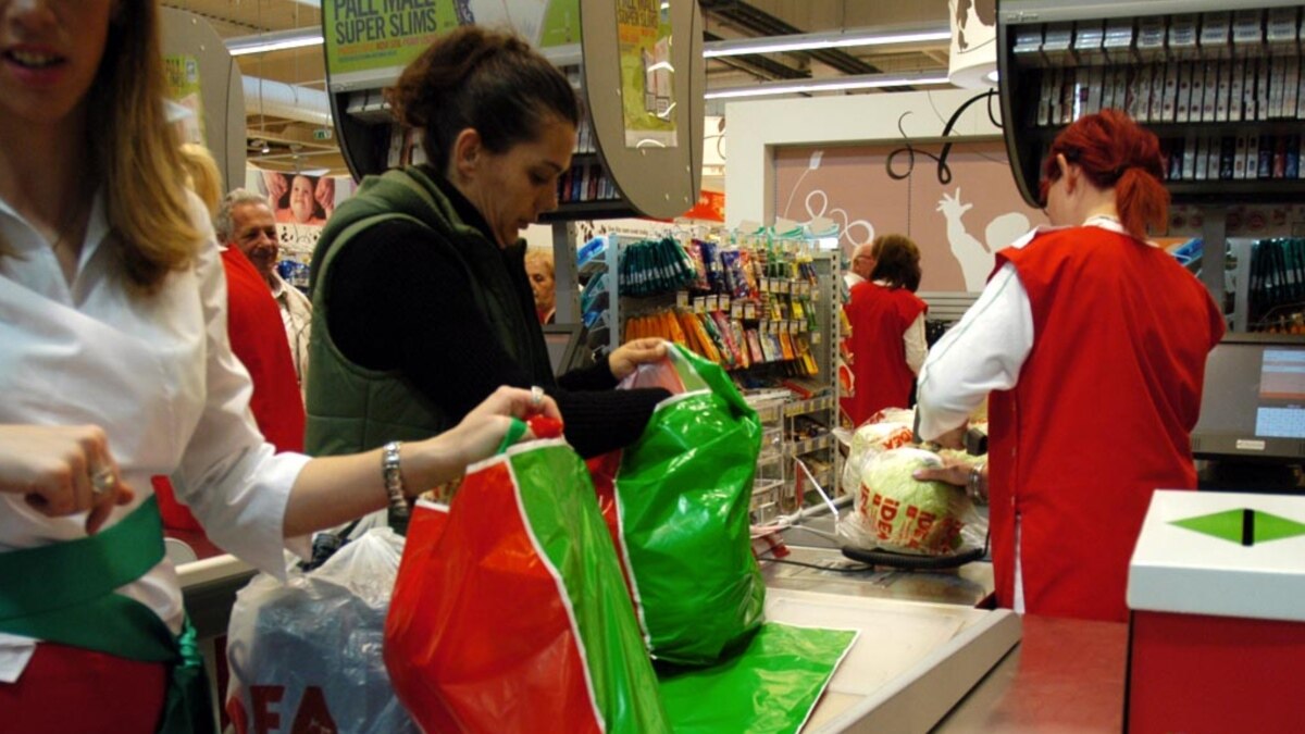 Kriza u Srbiji: Čekovi spas od praznog frižidera