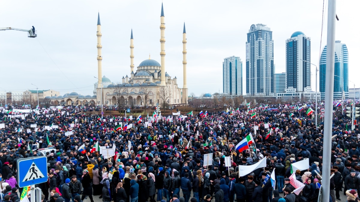 Thousands Rally in Chechnya To Support Kadyrov, Denounce Opposition