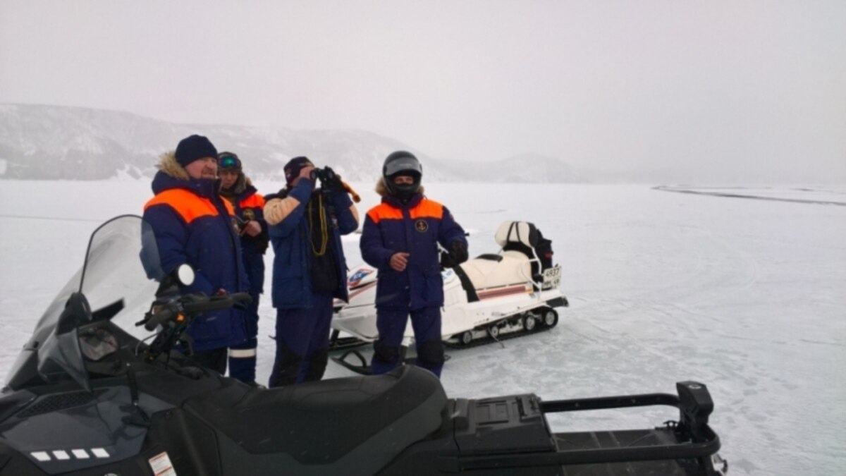 Магадан два десятка рыбаков застряли на льдине в бухте Гертнера