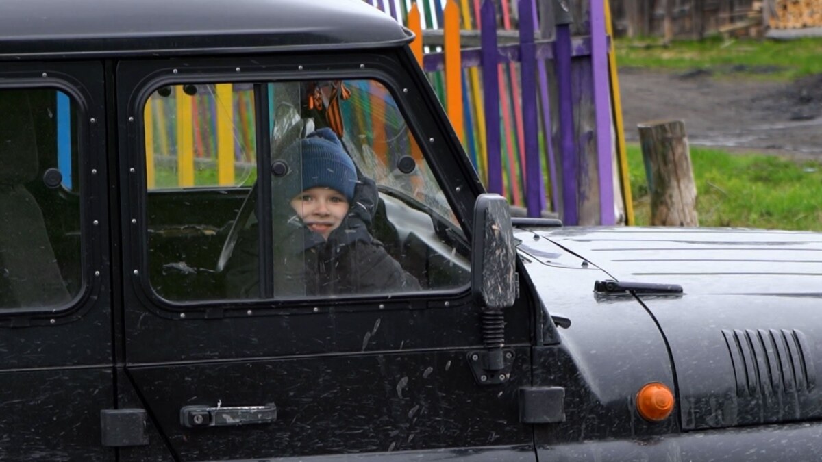 The Russian Village Of 'Muddy Continent' Sinks In A Quagmire Of Problems