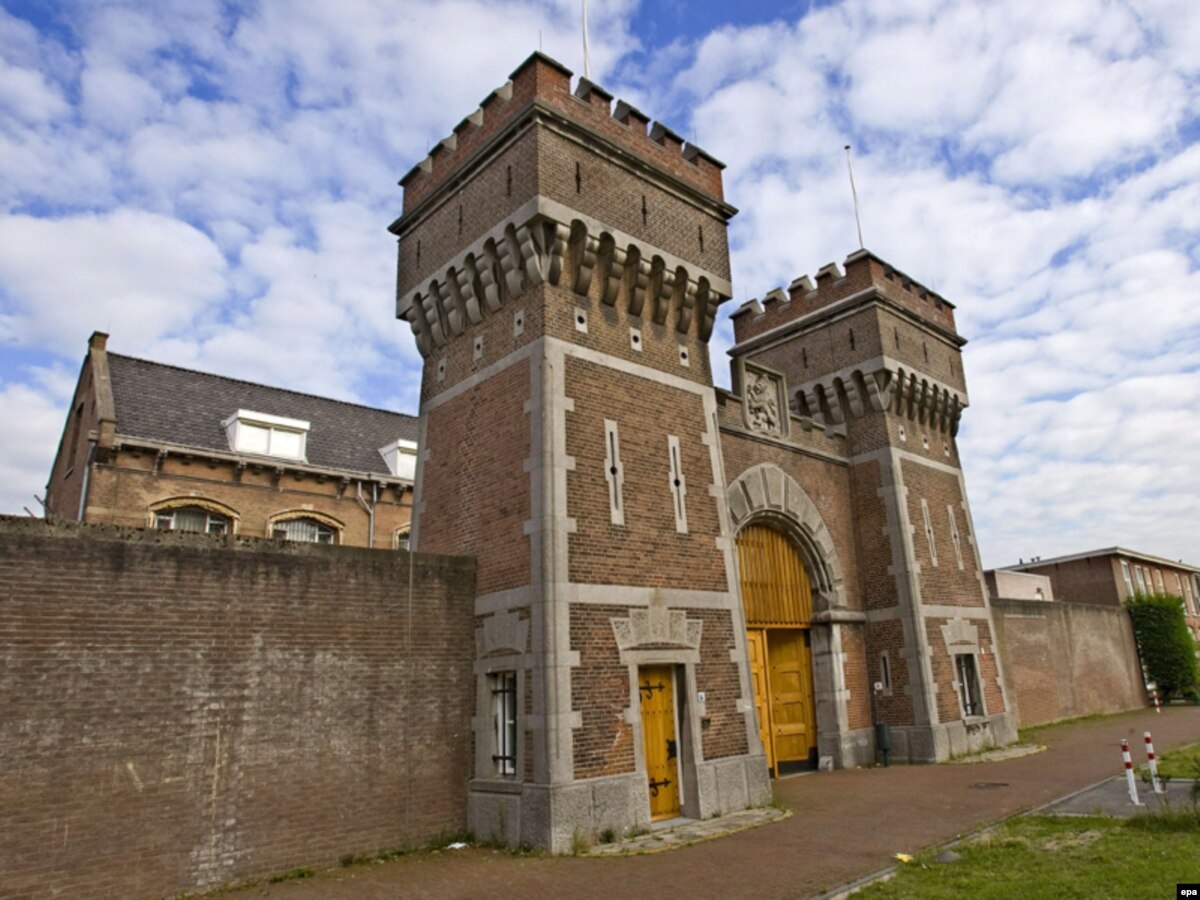 Karadzic Arrives In The Hague To Face War Crimes Charges