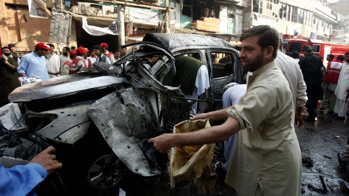 Pakistan Suicide Bomber Kills Police Officers