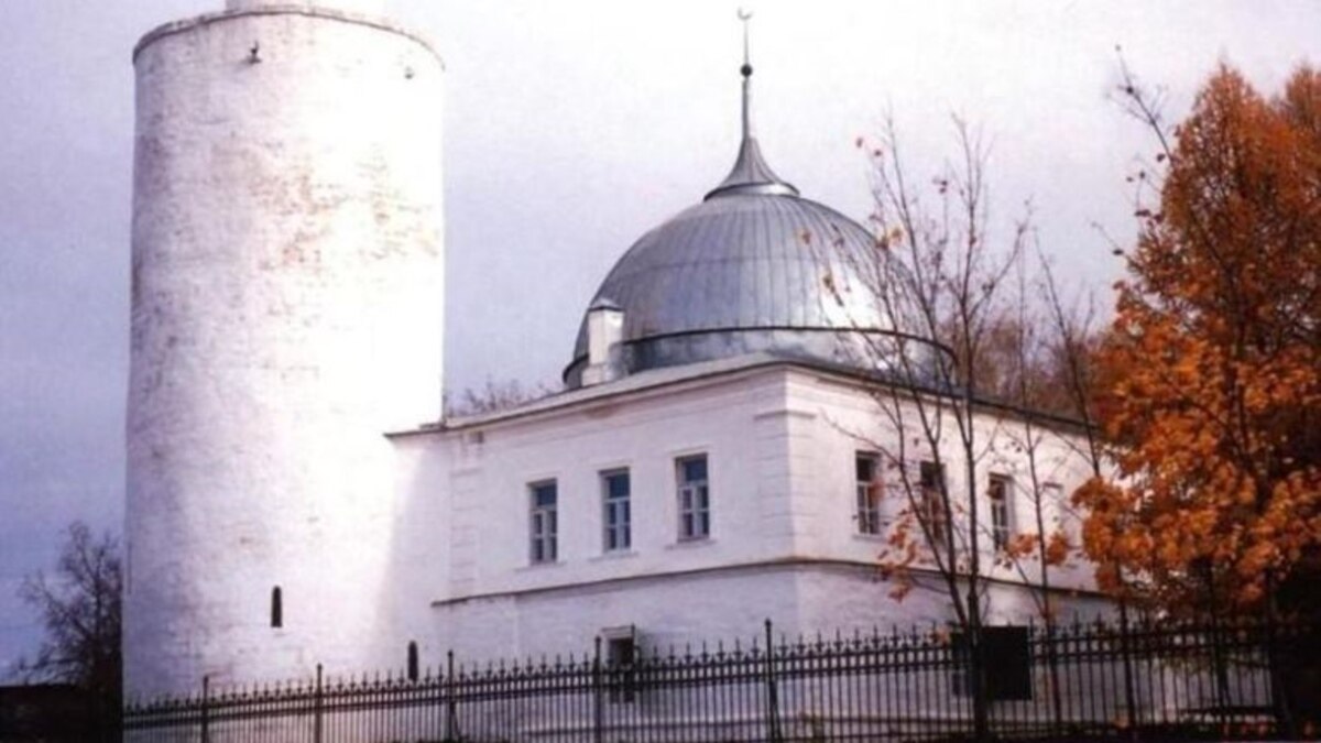 Russian 15th-Century Mosque Returned To Muslim Faithful